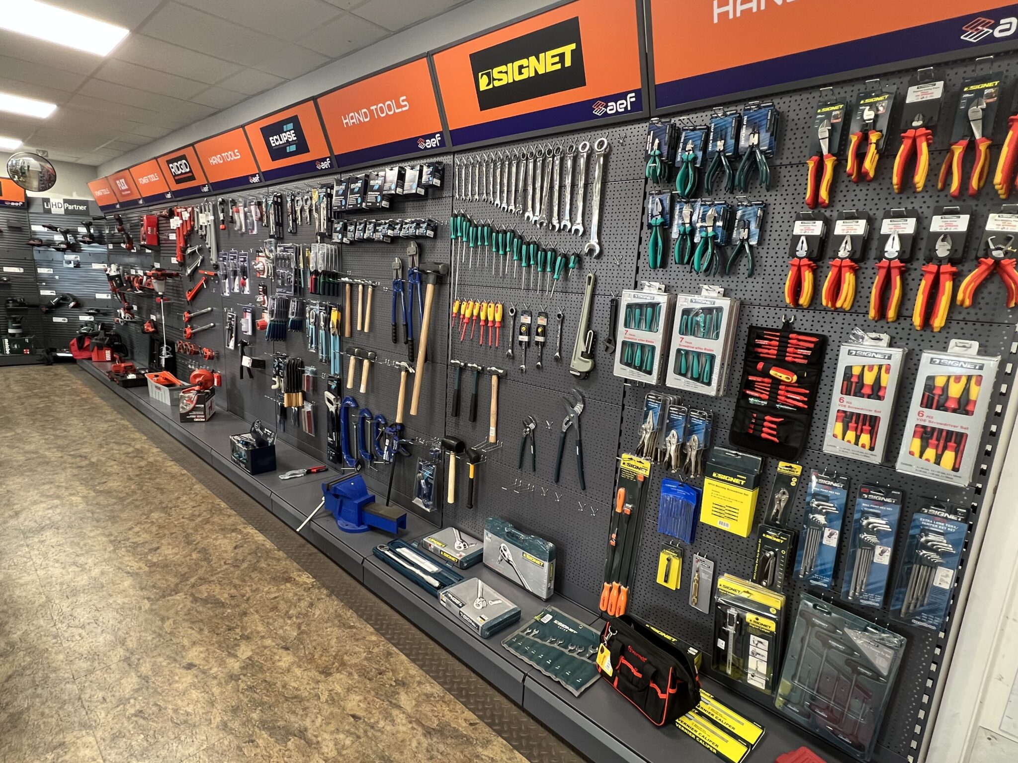 Powered by Teamwork - The Hardware Journal